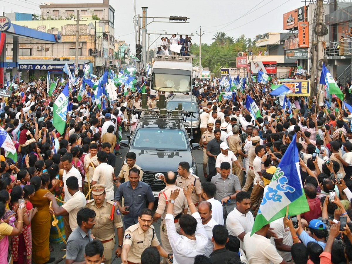 CM Jagan Bus Yatra Photos: అడుగడుగునా జనం ప్రభంజనం (ఫొటోలు) | CM Jagan Memantha Siddham Bus ...